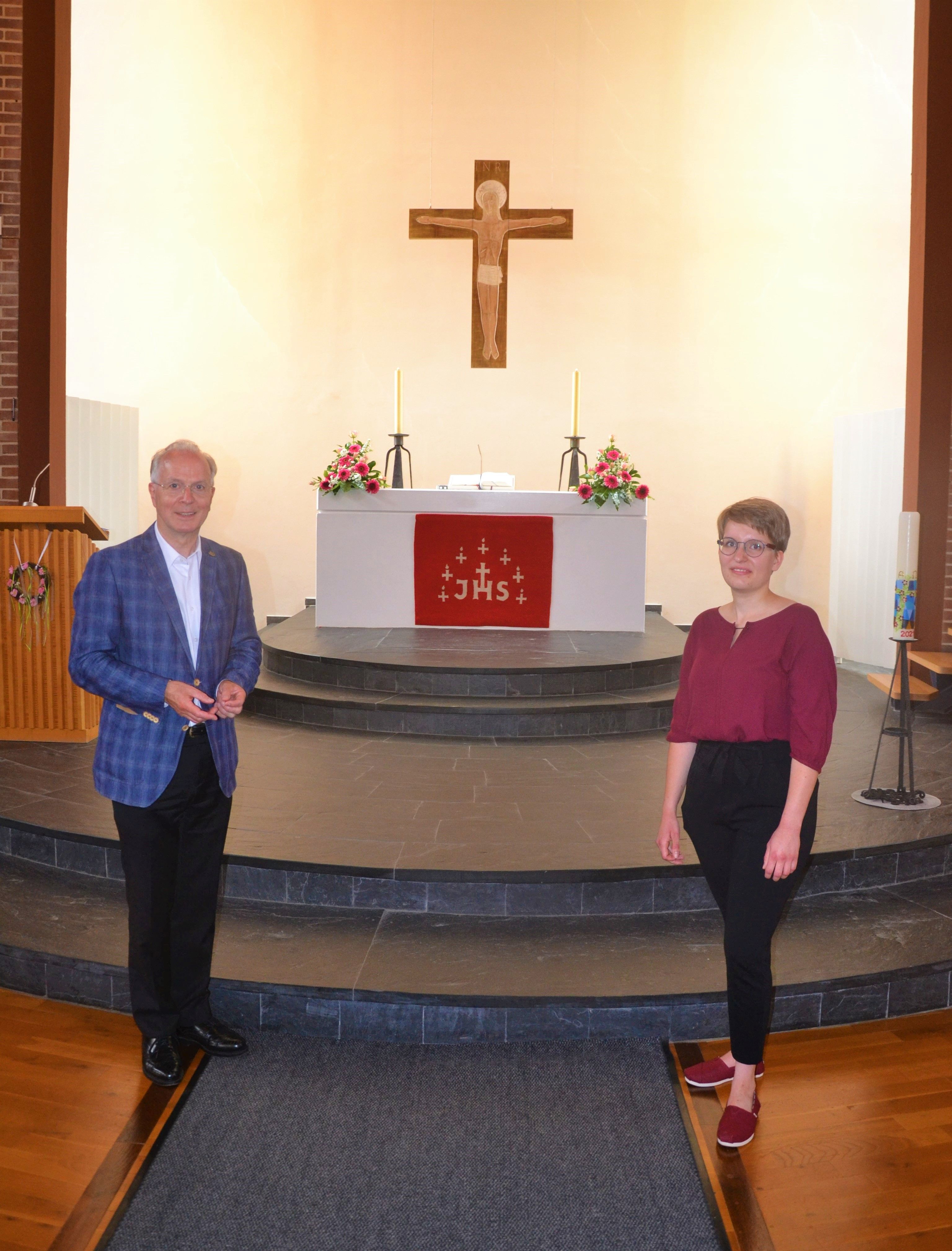 Regionalbischof Klahr segnet Anja Goral zur Diakonin in Nordhorn ein